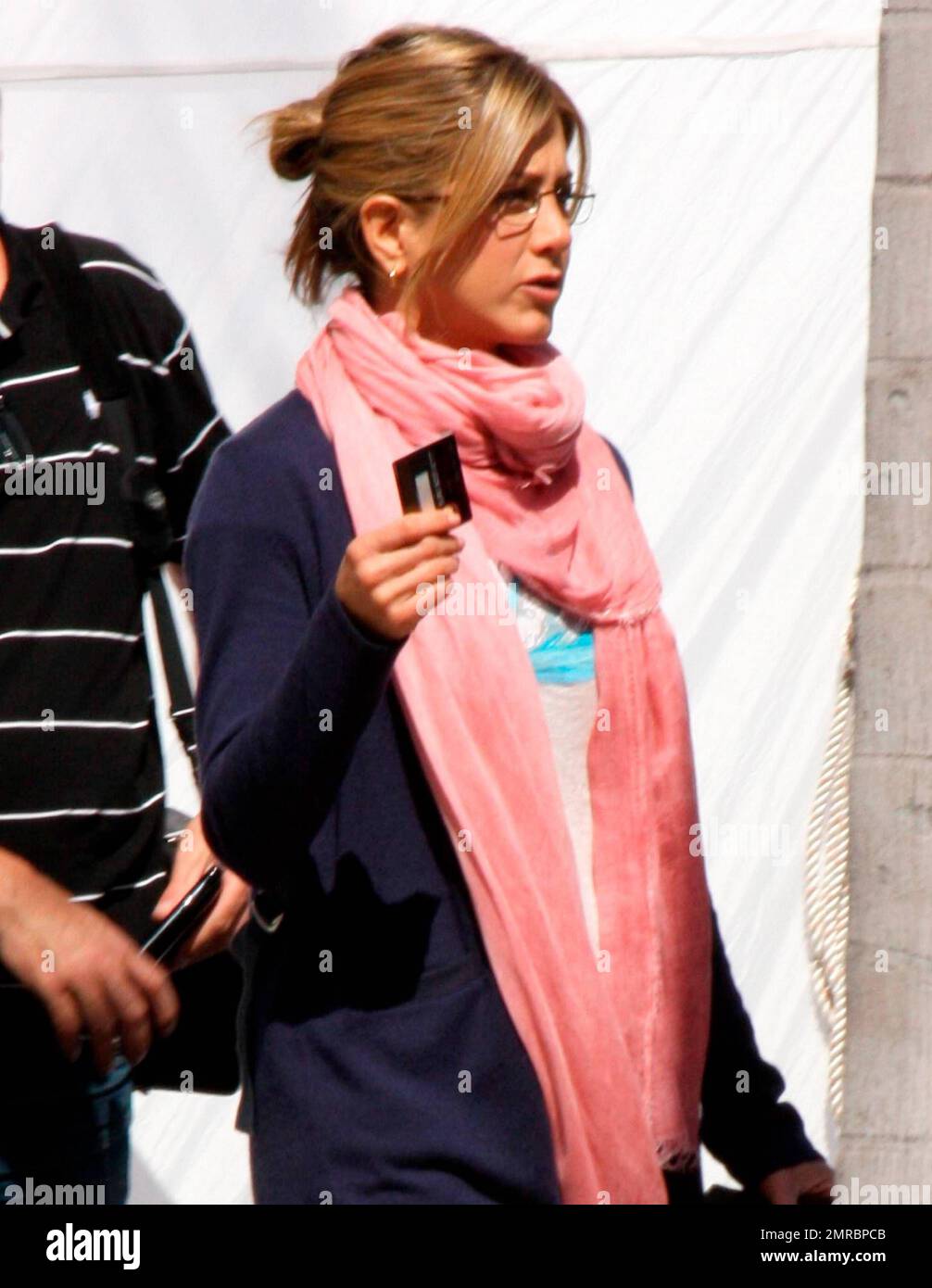 Jennifer Aniston filme une scène avec la co-star Adam Sandler pour son ...