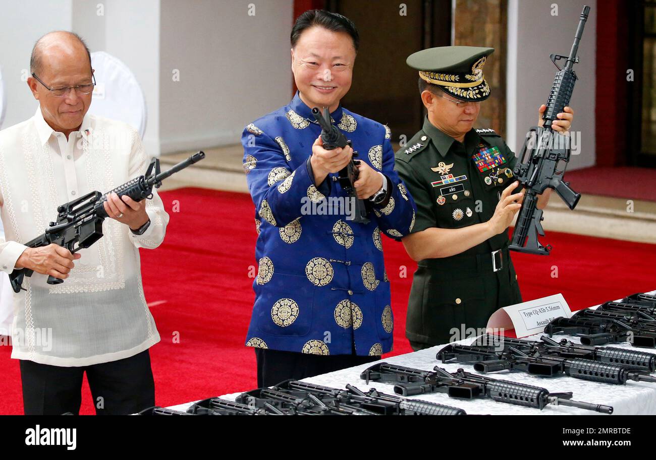 From left, Philippine Defense Secretary Delfin Lorenzana, Chinese ...