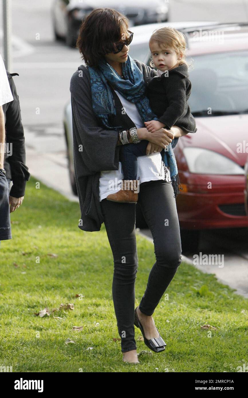 Jessica Alba passe son dimanche après-midi dans un parc de Beverly ...