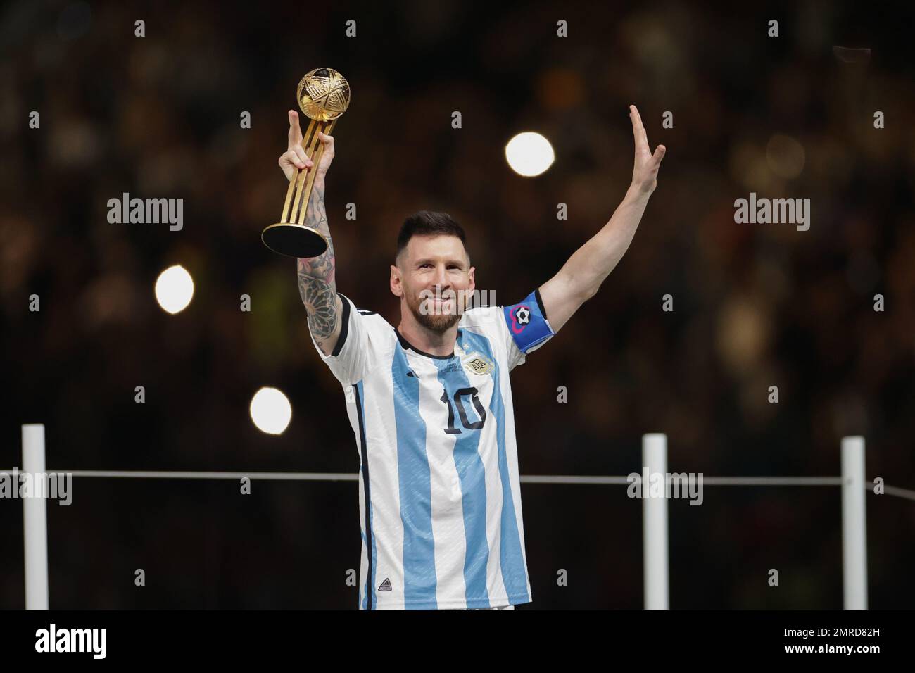 Lionel Messi (Argentine) vu avec trophée lors du match final de la ...