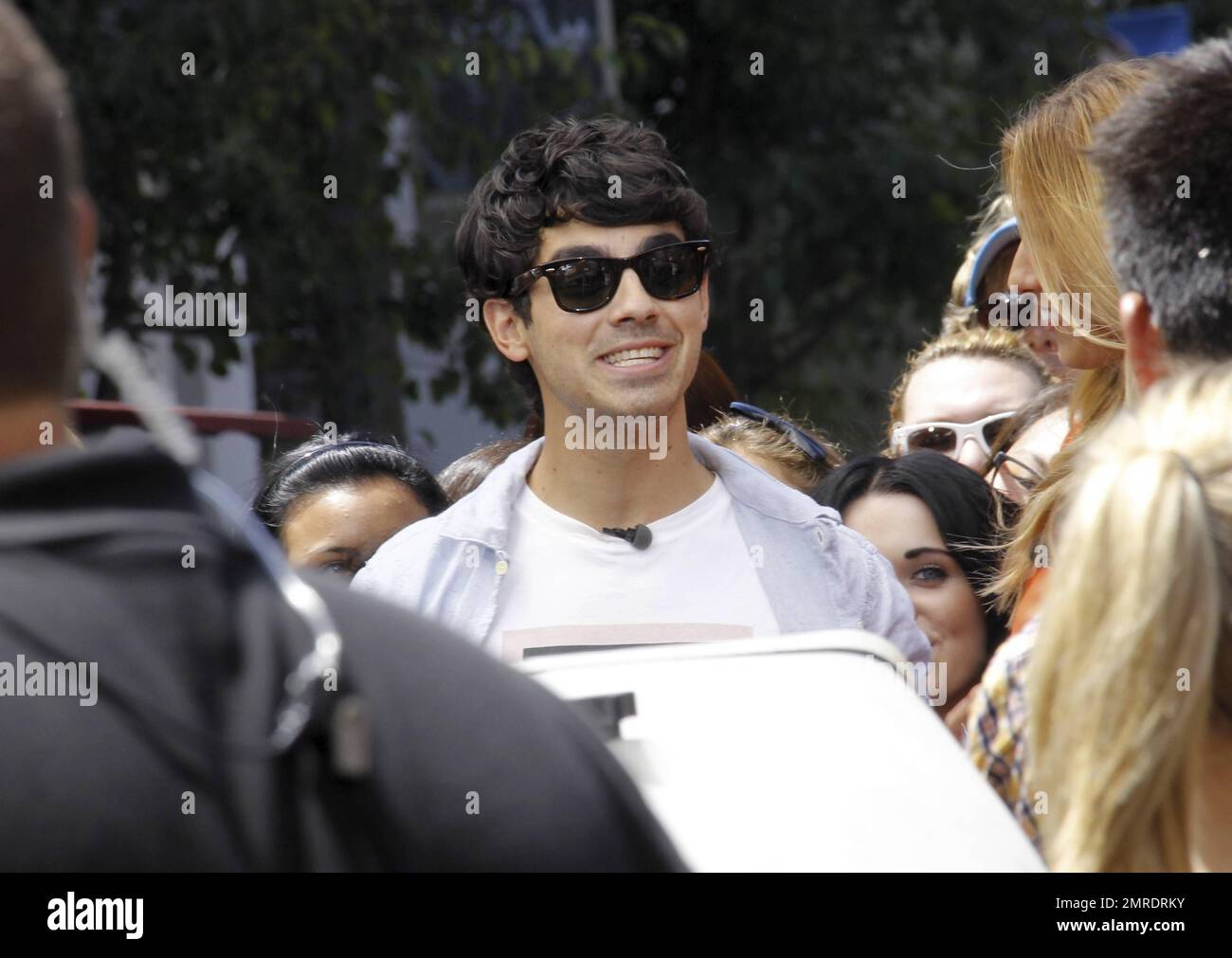 Le chanteur Joe Jonas est présenté avec un gâteau d'anniversaire avec ...