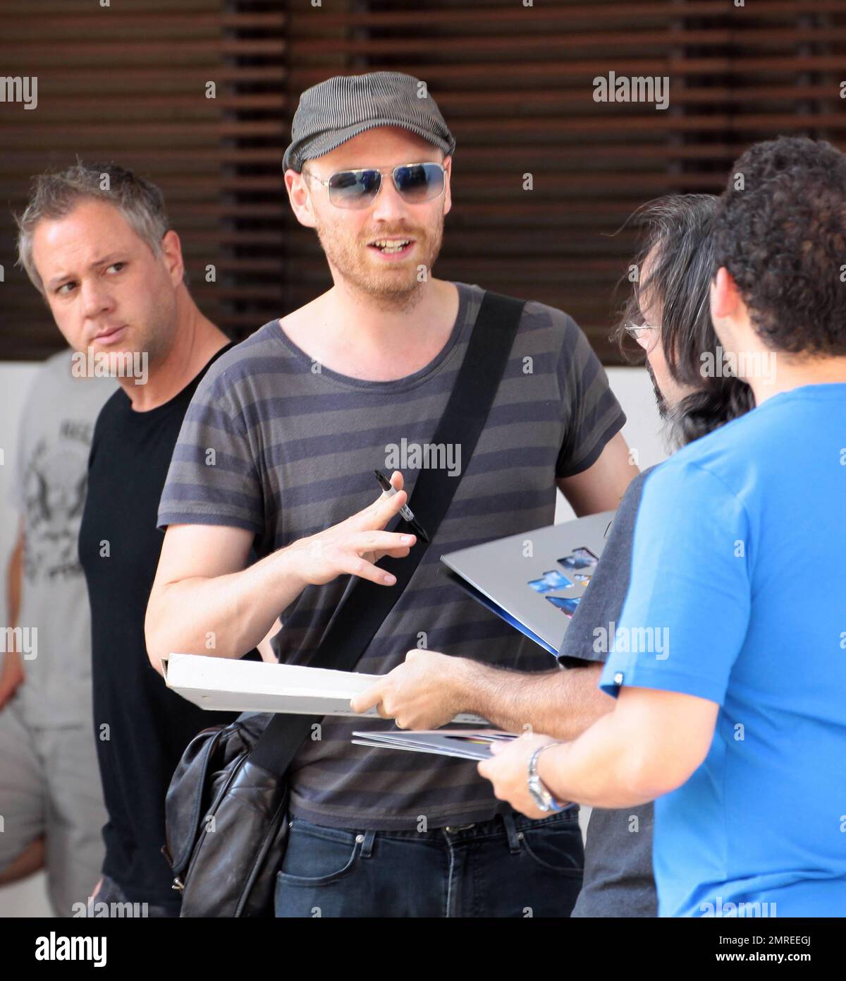 Jonny Buckland, co-fondateur de Coldplay, signe des autographes pour ...