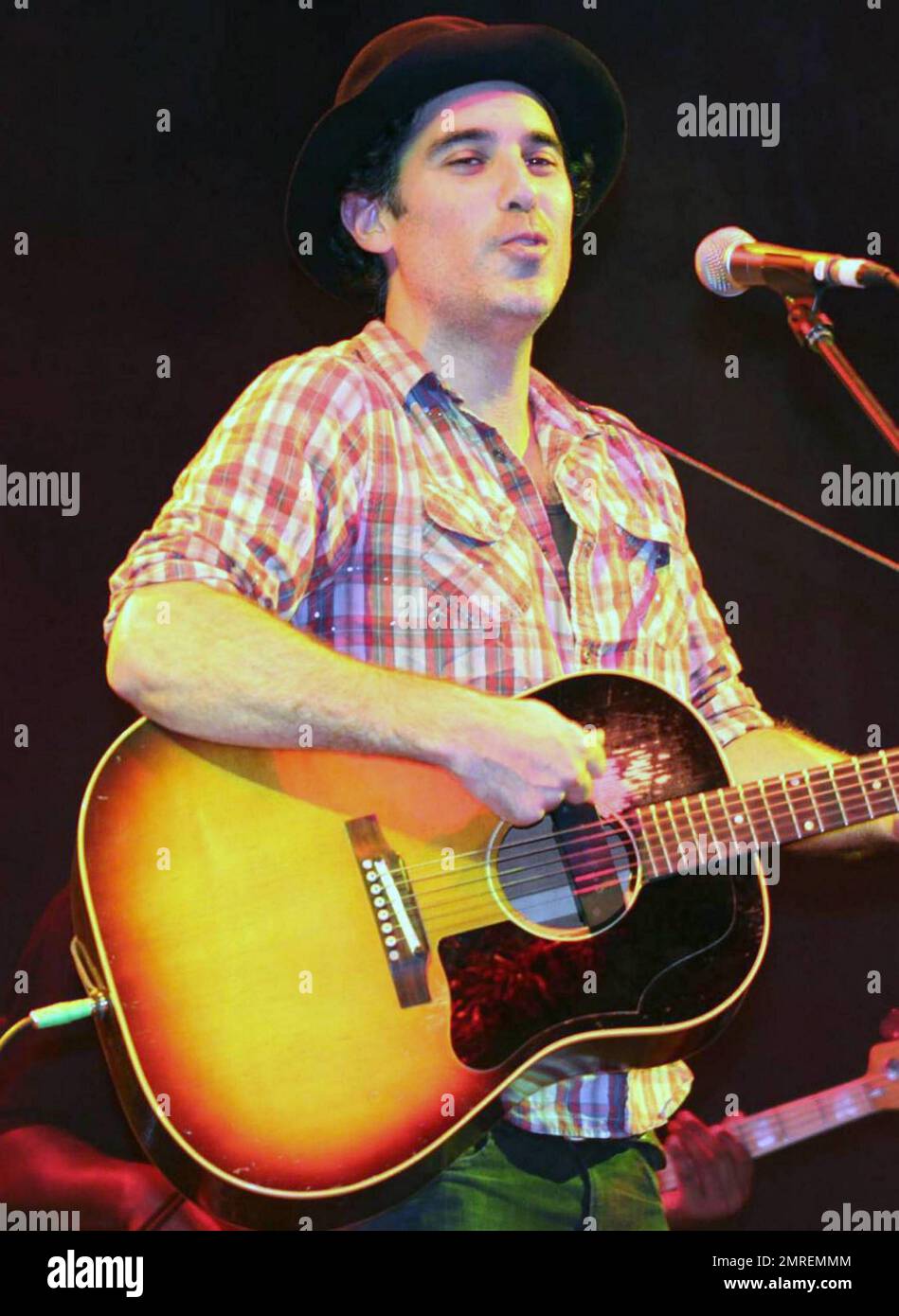 Joshua Radin, chanteur de folk américain, joue en direct au cours du ...