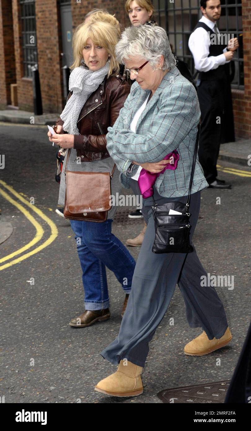 L'actrice Julie Walters ignore les passants lorsqu'elle quitte son ...
