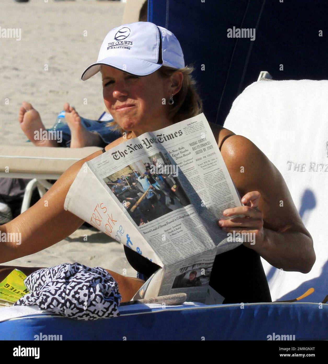 L'ancre de CBS News Katie Couric apprécie un thé glacé frais et lit le ...