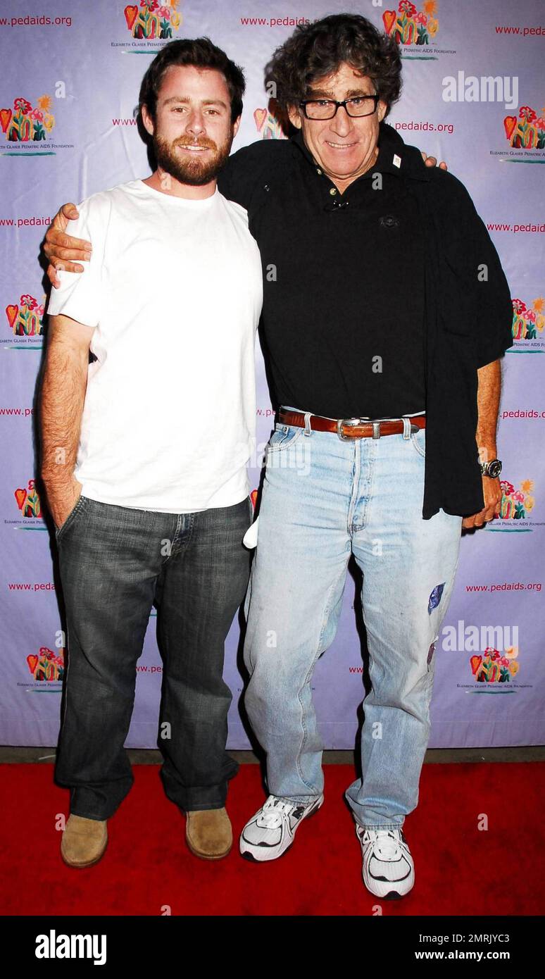 Jake Glaser et Paul Michael Glaser (R) posent pour les photographes au FoundationÕs 17th Annual ...