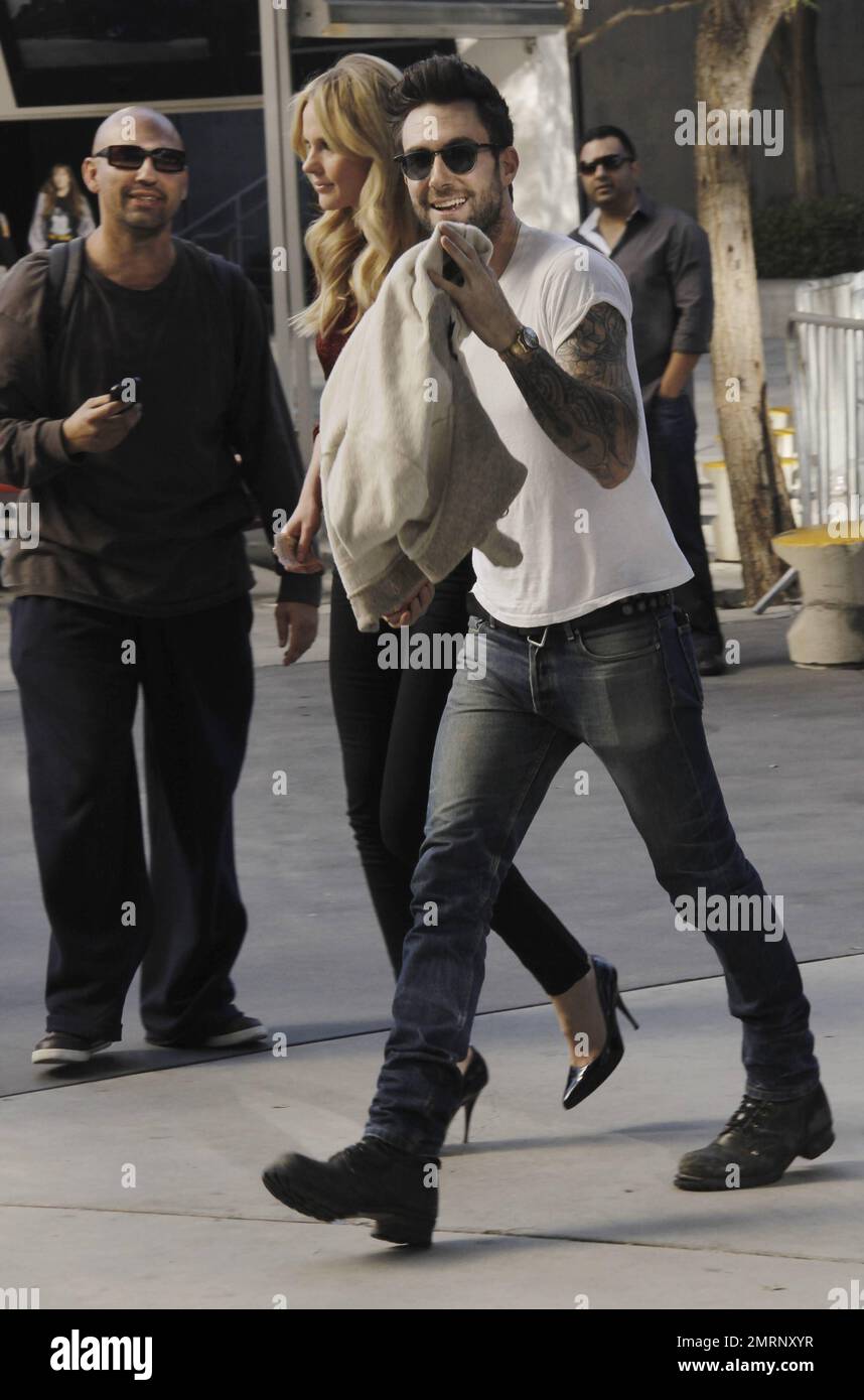 Adam Lavine, le leader du groupe « aroon 5 », tient la main avec sa ...