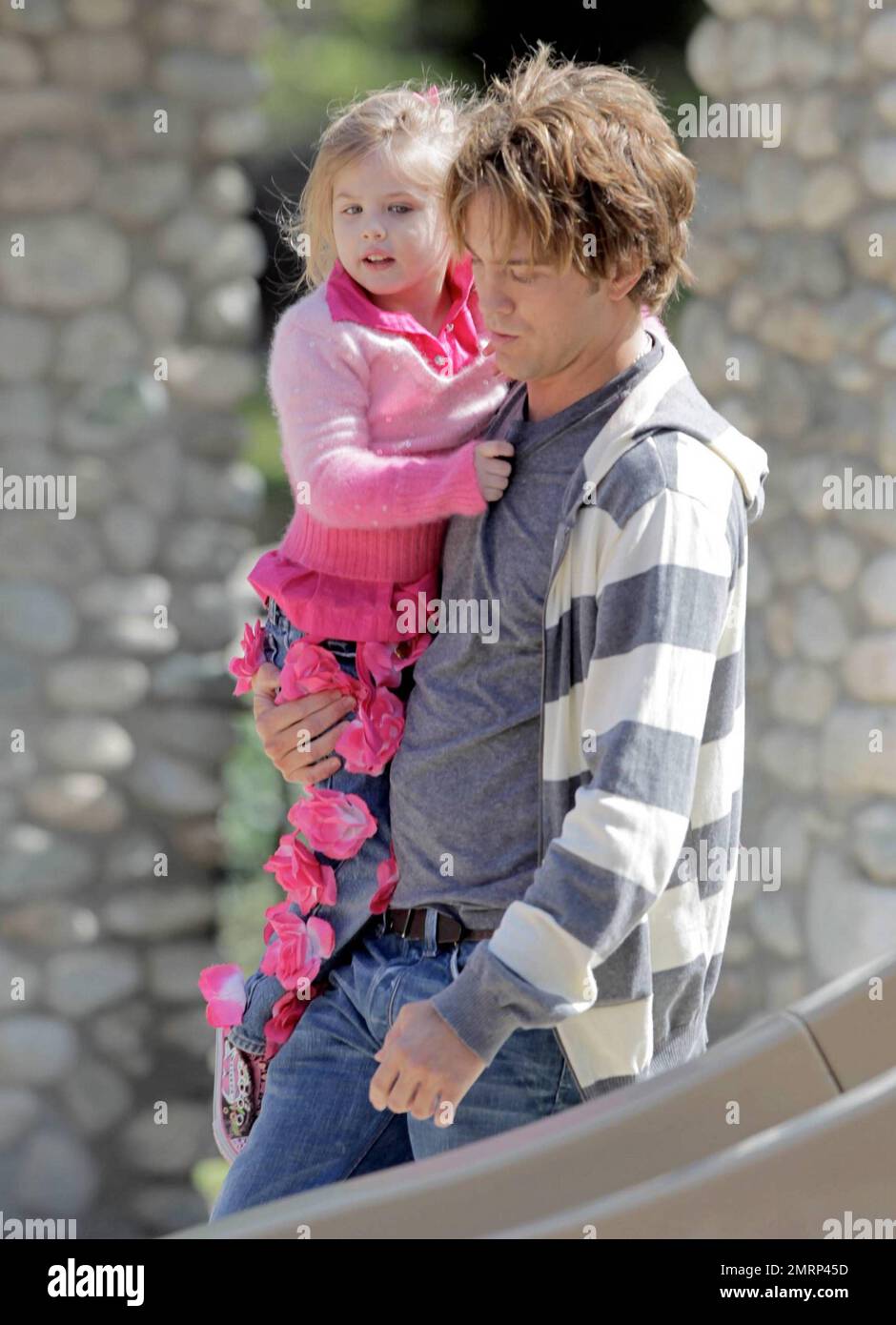 Le papa Larry Birkhead, fier de lui, emmène sa fille Dannielynn dans un ...
