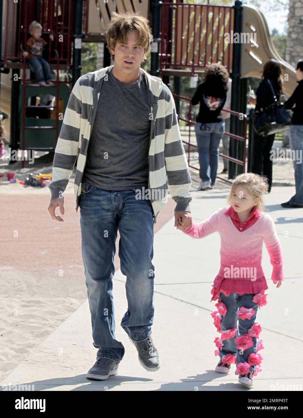 Le papa Larry Birkhead, fier de lui, emmène sa fille Dannielynn dans un ...