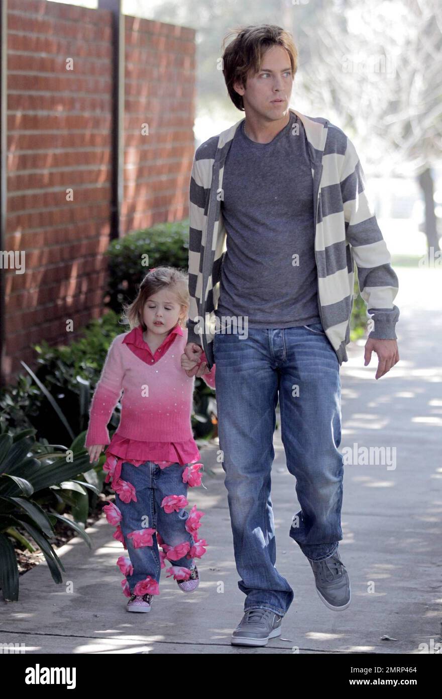 Le papa Larry Birkhead, fier de lui, emmène sa fille Dannielynn dans un ...