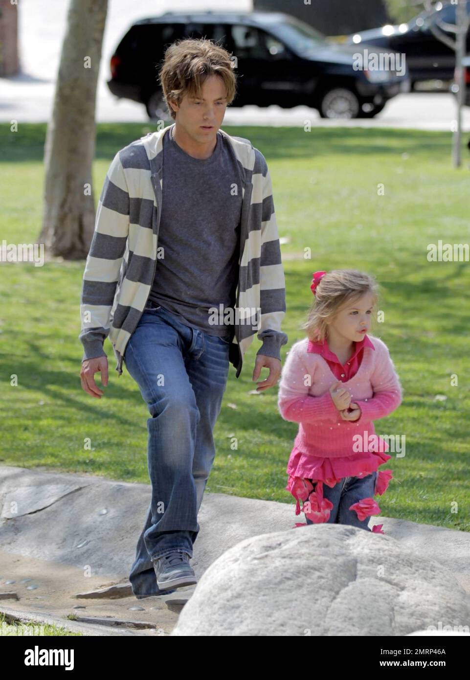 Le papa Larry Birkhead, fier de lui, emmène sa fille Dannielynn dans un ...