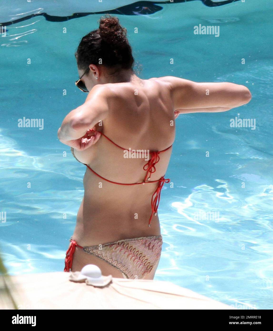 Le bikini en or de Sharlely Becker a du mal à contenir ses courbes post-bébé et a presque perdu ...