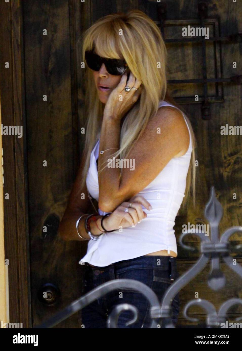 Dina Lohan parle sur son téléphone cellulaire à la maison de ...