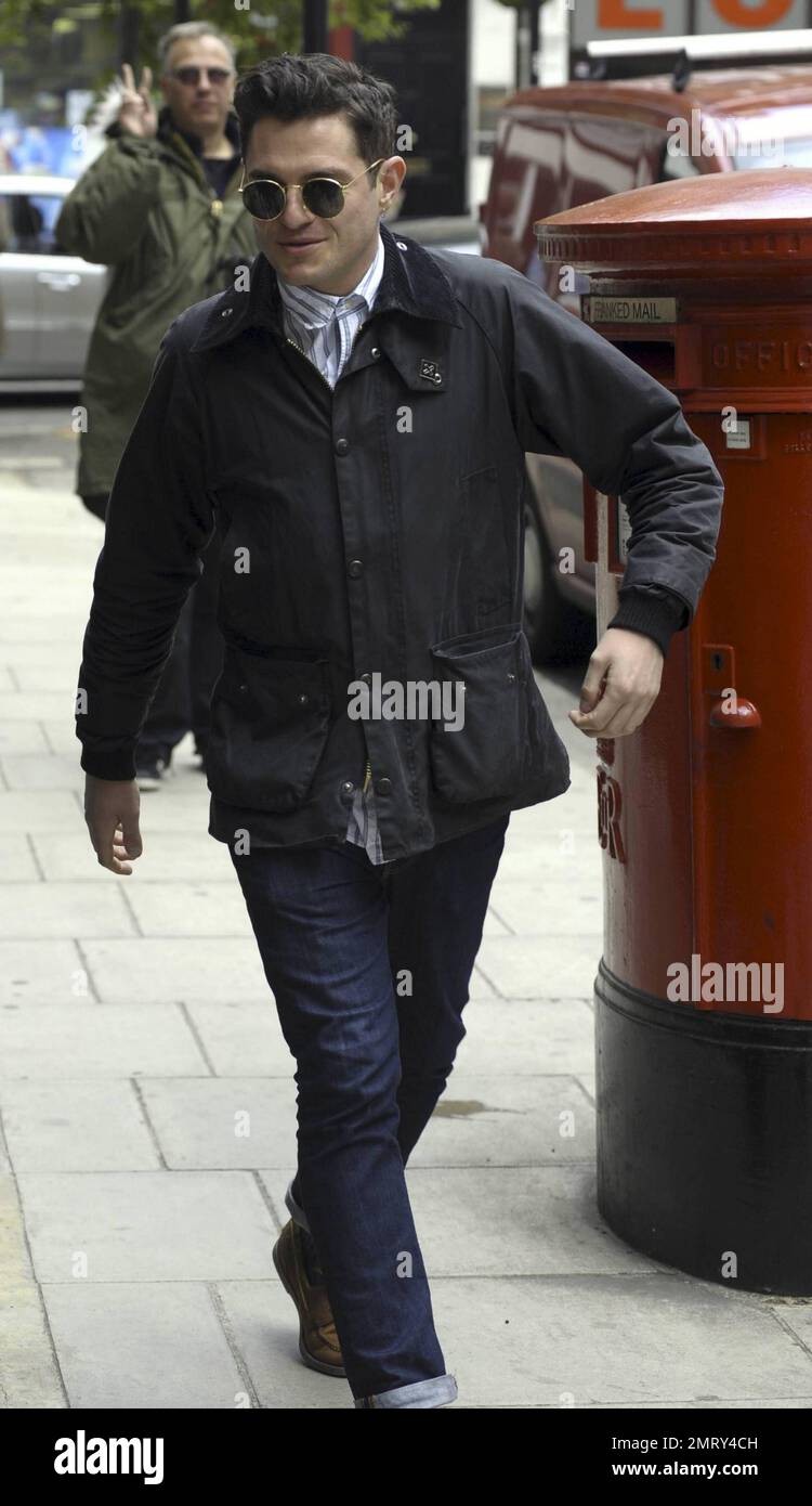 L'acteur Matthew Horne donne un gros câlin à un ami et fixe ses cheveux ...