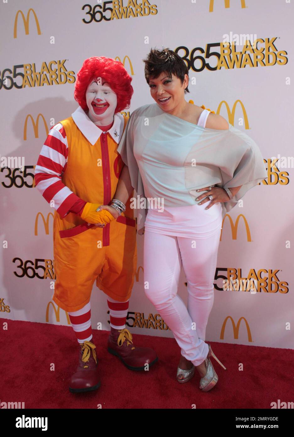 C l'actrice Tisha Campbell-Martin pose avec Ronald McDonald sur le ...