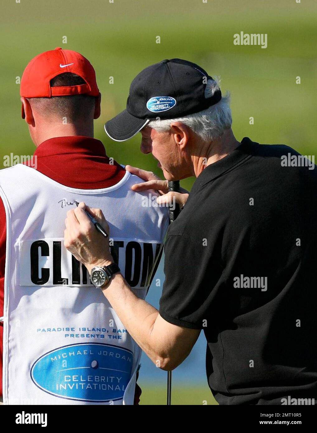 Exclusif !! Le président Bill Clinton autographe la veste de son caddy ...