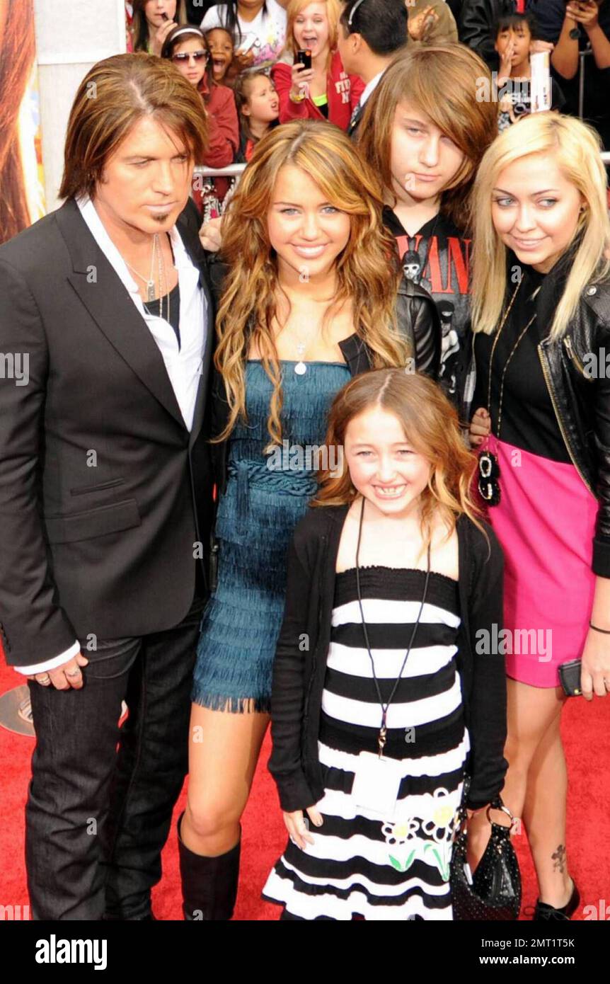 Miley Cyrus, accompagné du père Billy Ray Cyrus, de la mère Leticia ...