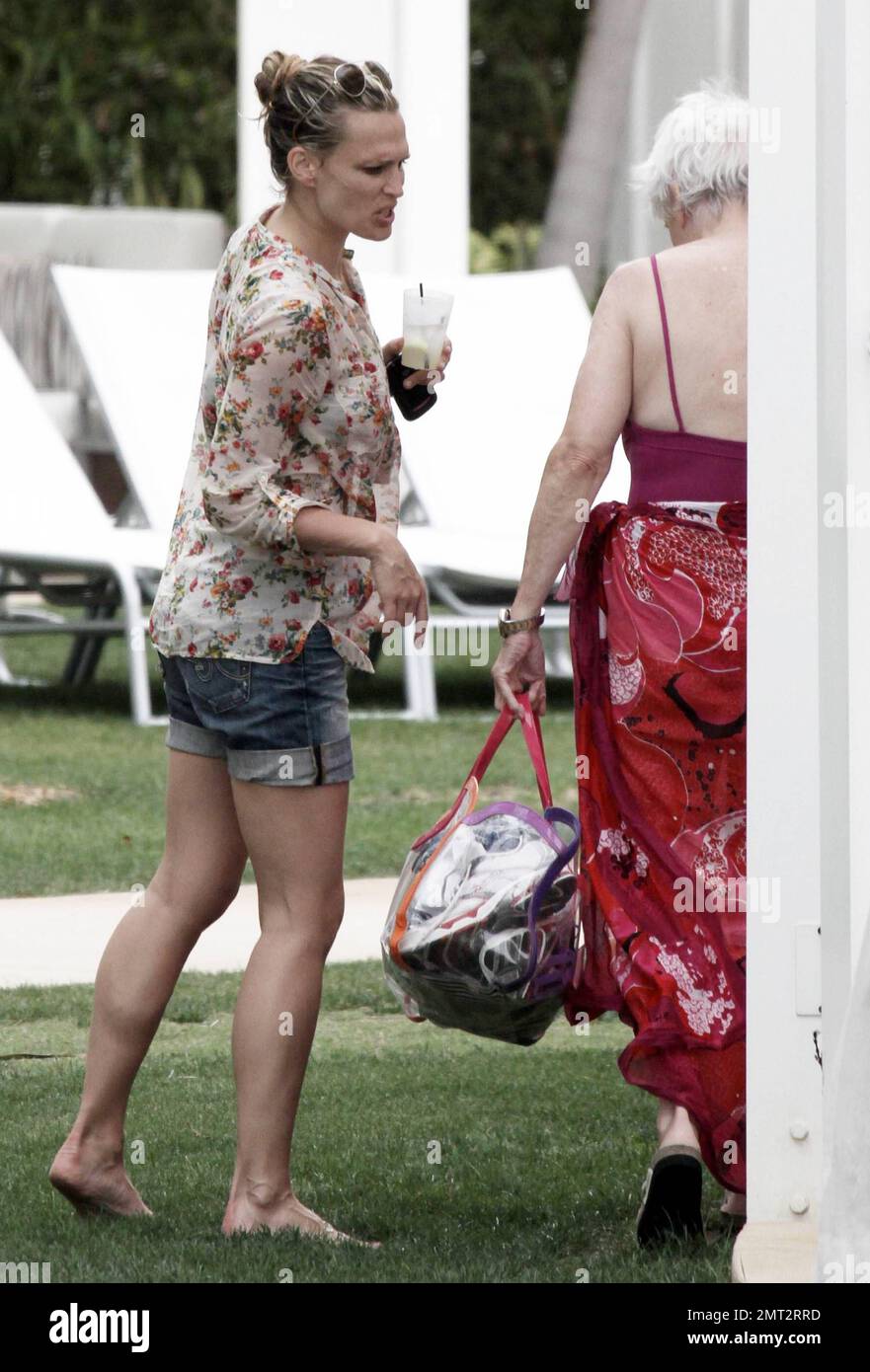 EXCLUSIF !! Modèle de maillot de bain illustré par le sport Molly Sims ...