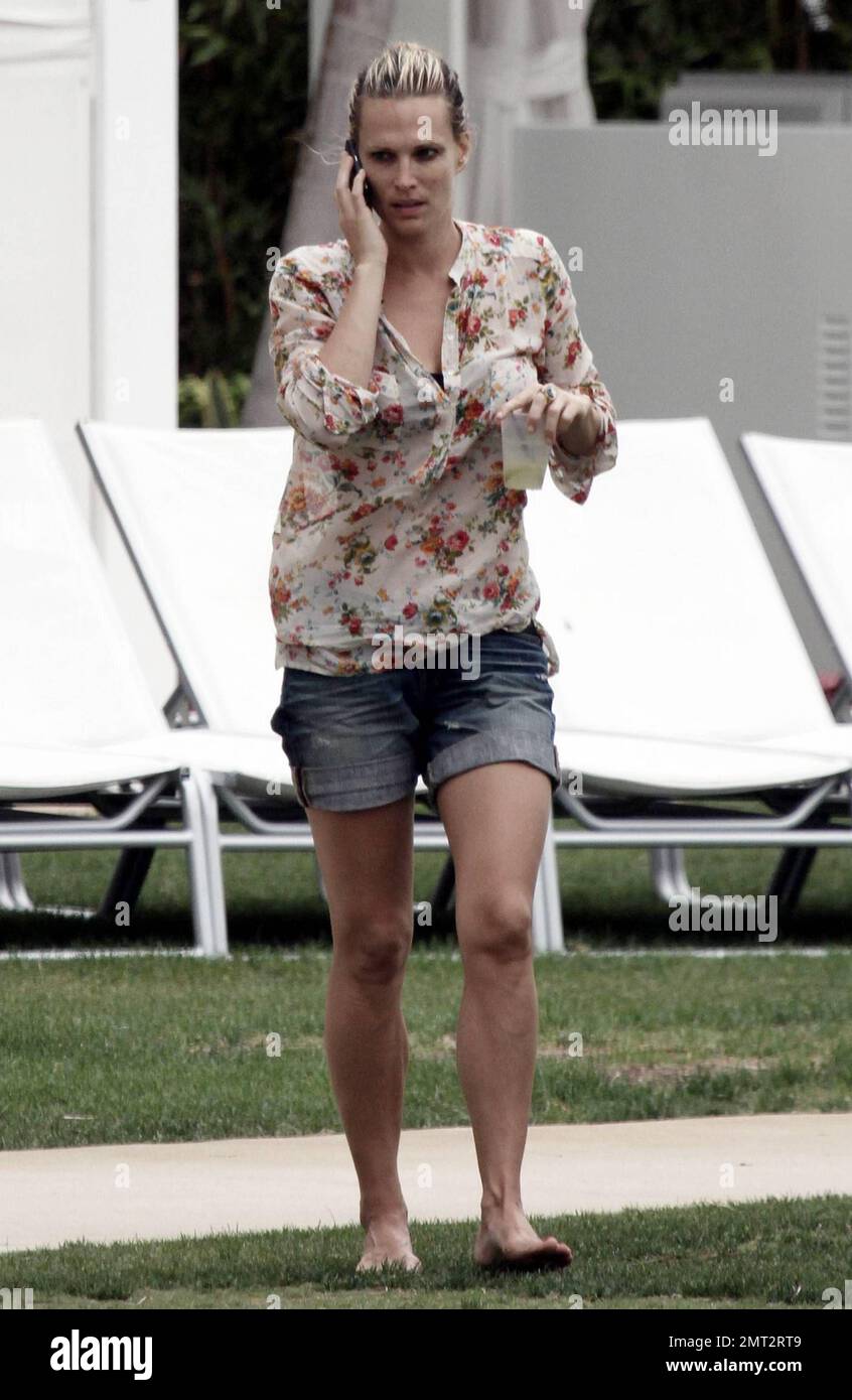 EXCLUSIF !! Modèle de maillot de bain illustré par le sport Molly Sims ...