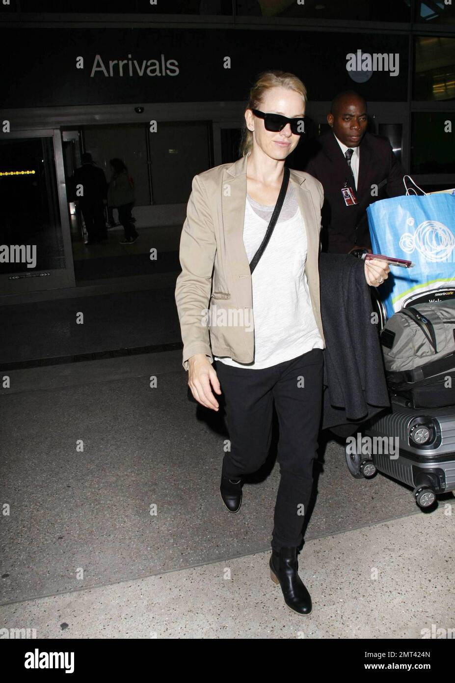 Dans un pantalon ample et une actrice de blazer Havane Naomi Watts ...