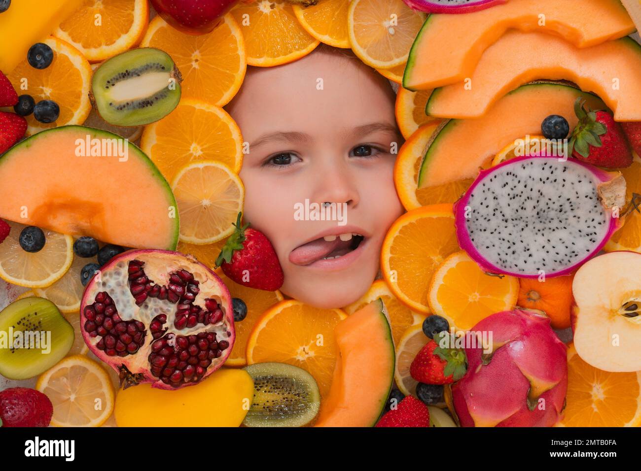 Une alimentation saine. Studio photo de différents fruits avec visage d ...