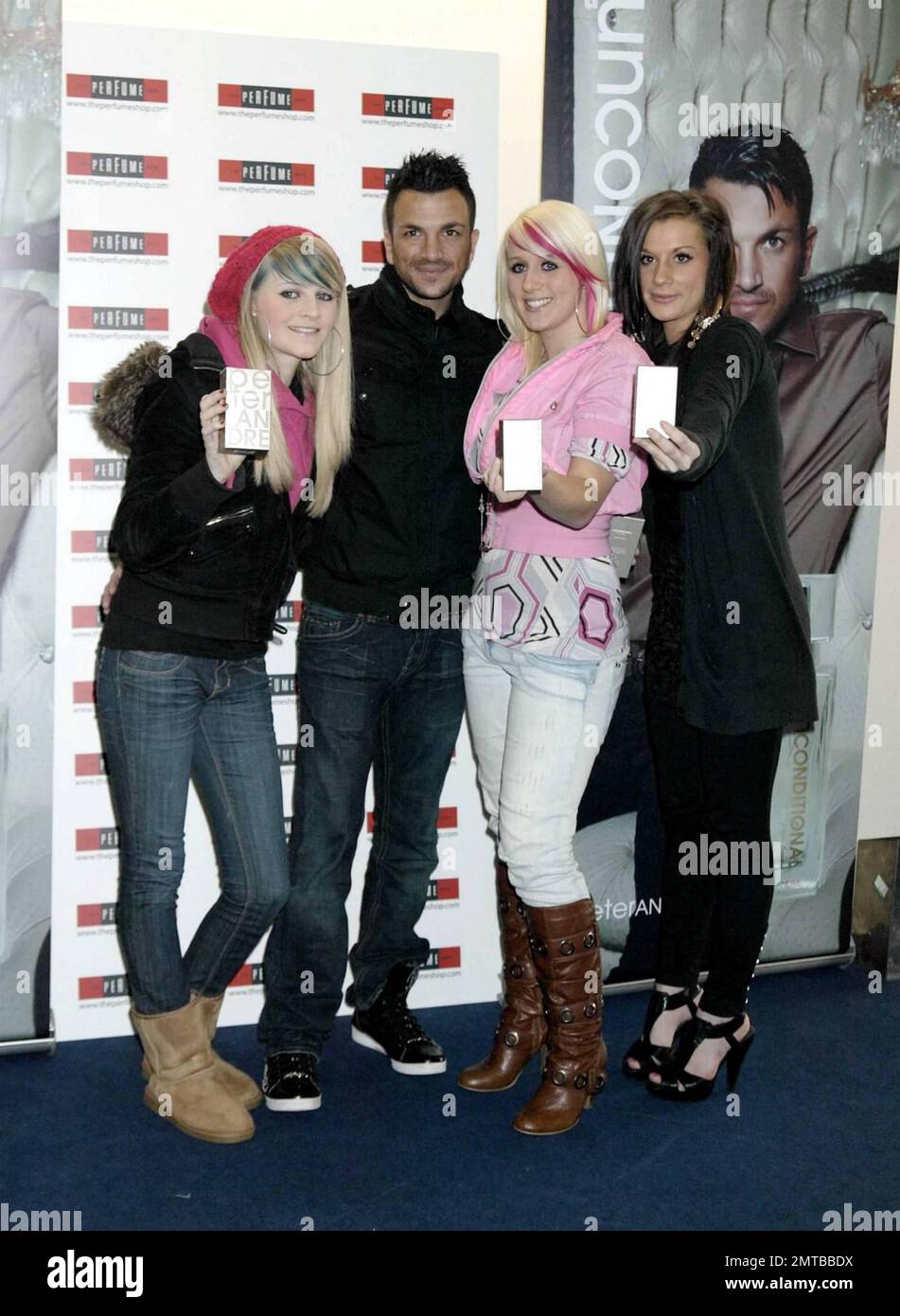 Peter Andre pose avec des fans à une signature pour son parfum ...