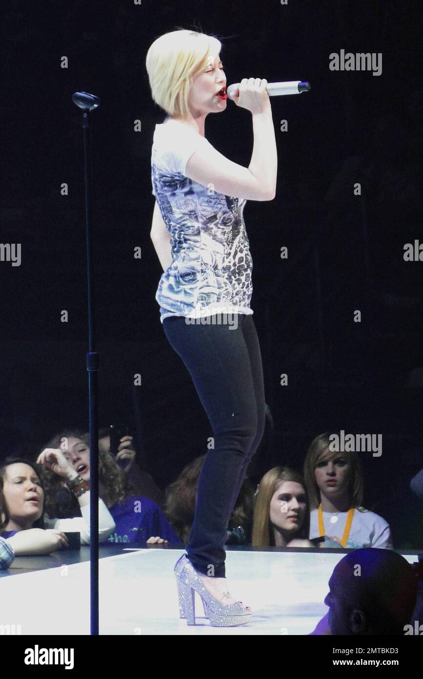 EXCLUSIF !! Kellie Pickler joue en direct sur scène à l'Amway Arena ...