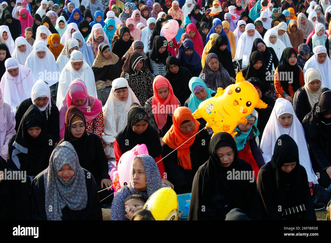 Filipino Muslims pray at Manila's Rizal Park to celebrate the end of ...