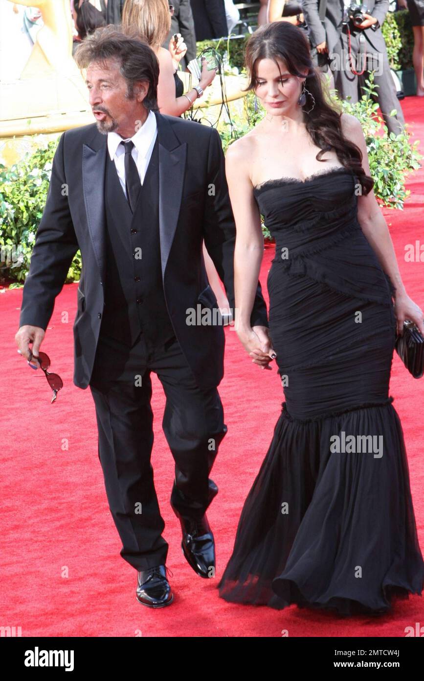 Al Pacino et sa petite amie Lucila Sola marchent le tapis rouge pour ...