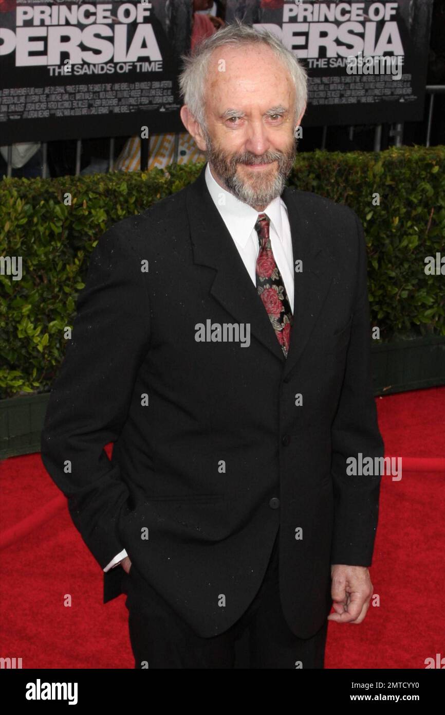 Jonathan Pryce marche sur le tapis rouge à la première de Los Angeles ...