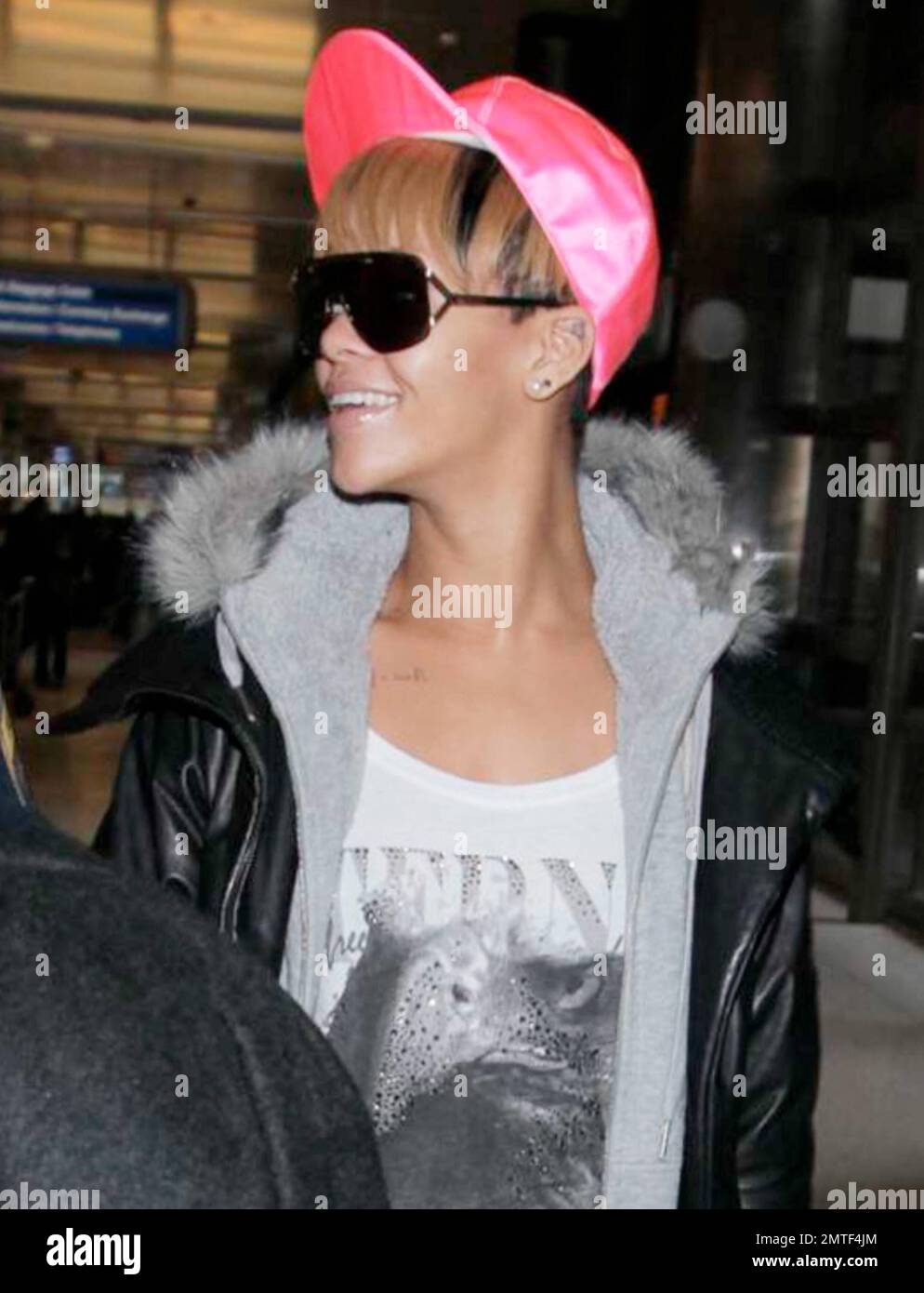 Rihanna arrive à LAX et se rend à une limousine d'attente portant un ...