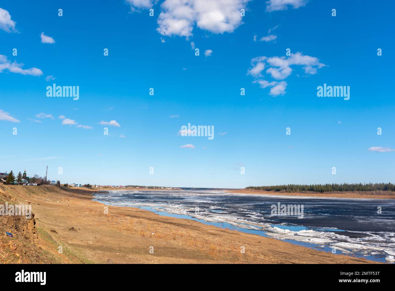 La rivière de source dans le nord de Yakutia Vilyui délasse de la glace ...