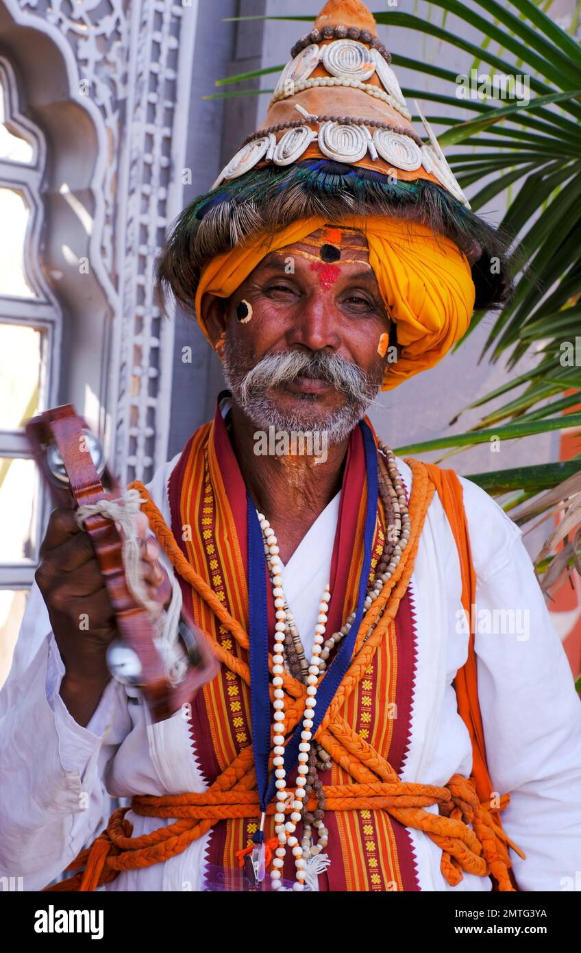 Pune, Inde - 28 janvier 2023, Un pélerin de Vasudev qui est dévot du Seigneur Vishnu et porte un ...