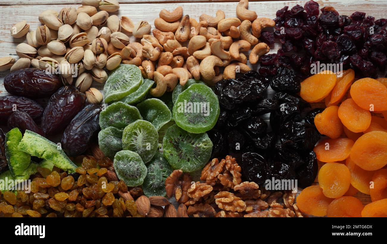 Assortiment de fruits secs : prune sèche, kiwi, raisins secs, noix ...