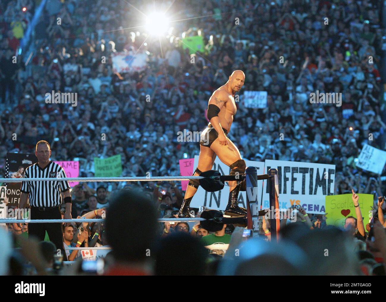 La légende de la lutte est devenue la star hollywoodienne Dwayne 'The Rock' Johnson prend John ...