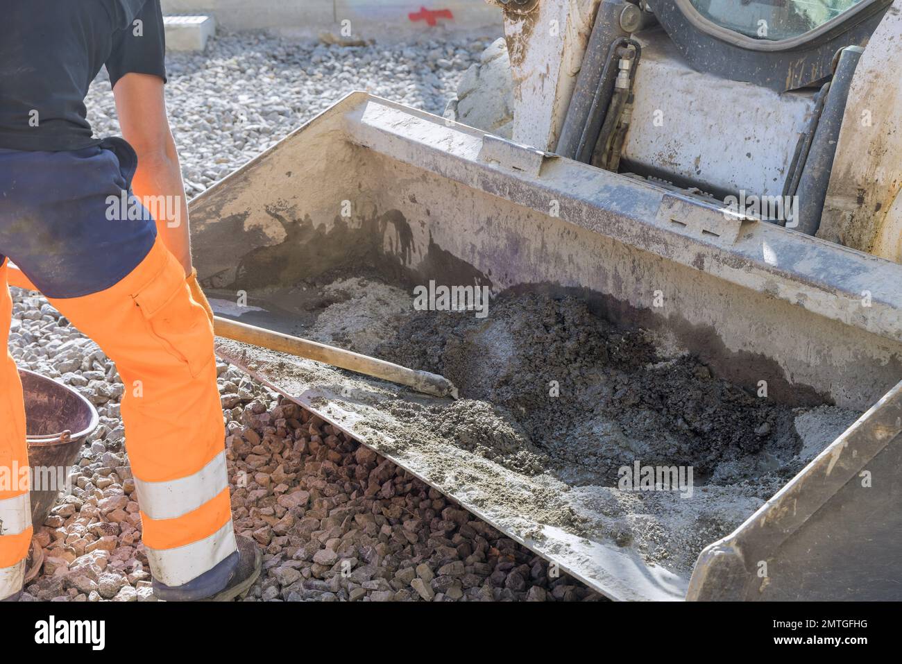 Sur les chantiers de construction, les travailleurs de la route mettent ...