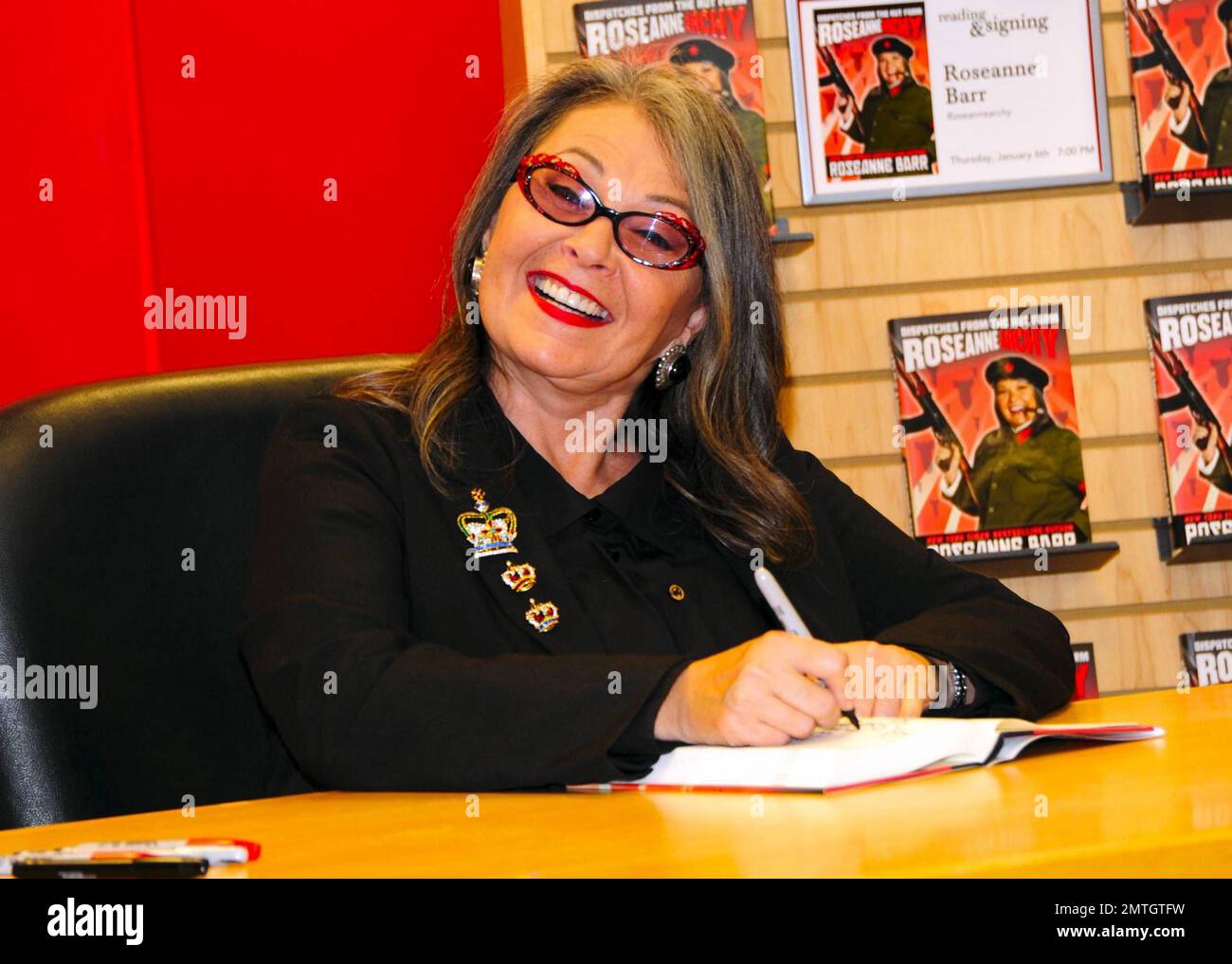 Roseanne Barr signe des copies de son nouveau livre 'Roseannearchy ...