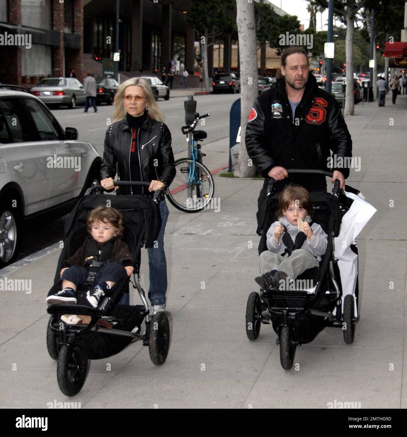 Russell crowe and danielle spencer and tennyson crowe Banque de ...