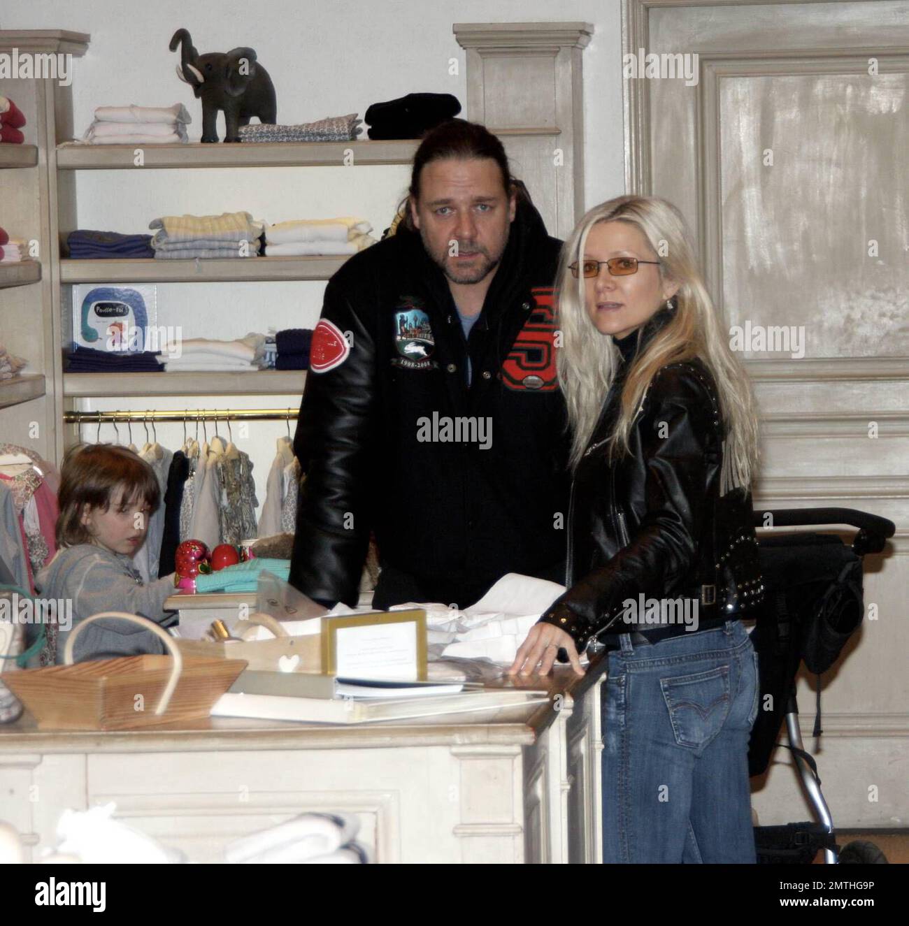 Russell crowe and danielle spencer and tennyson crowe Banque de ...