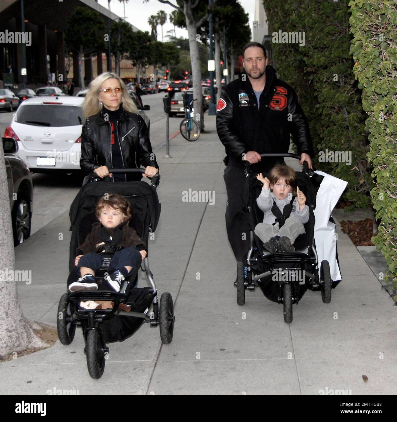 Russell crowe and danielle spencer and tennyson crowe Banque de ...