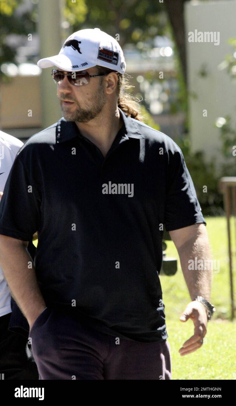 Russell Crowe fait des promenades à Beverly Hills avec des amis. Le ...