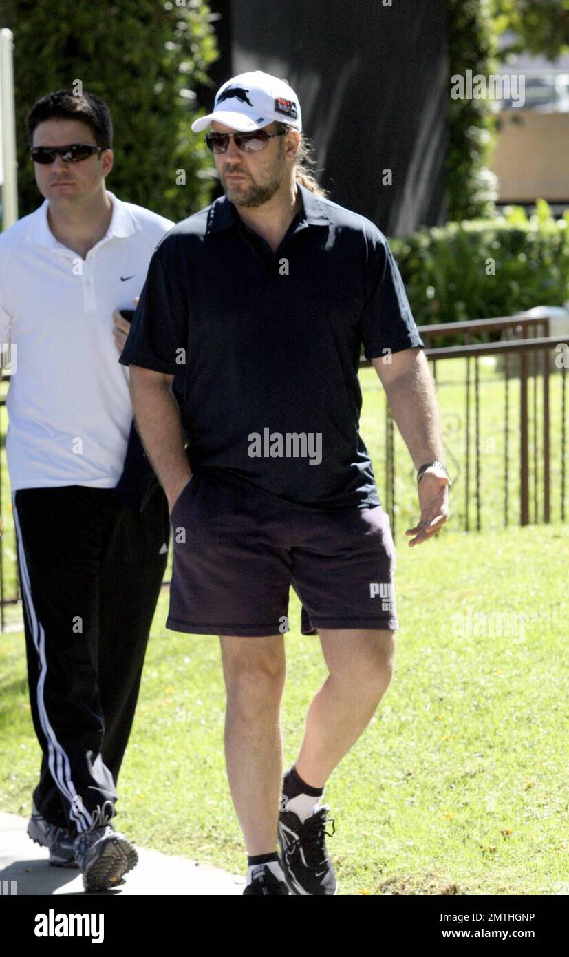 Russell Crowe fait des promenades à Beverly Hills avec des amis. Le ...