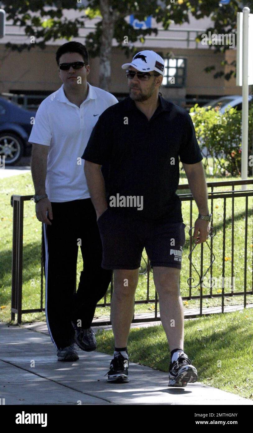 Russell Crowe fait des promenades à Beverly Hills avec des amis. Le ...