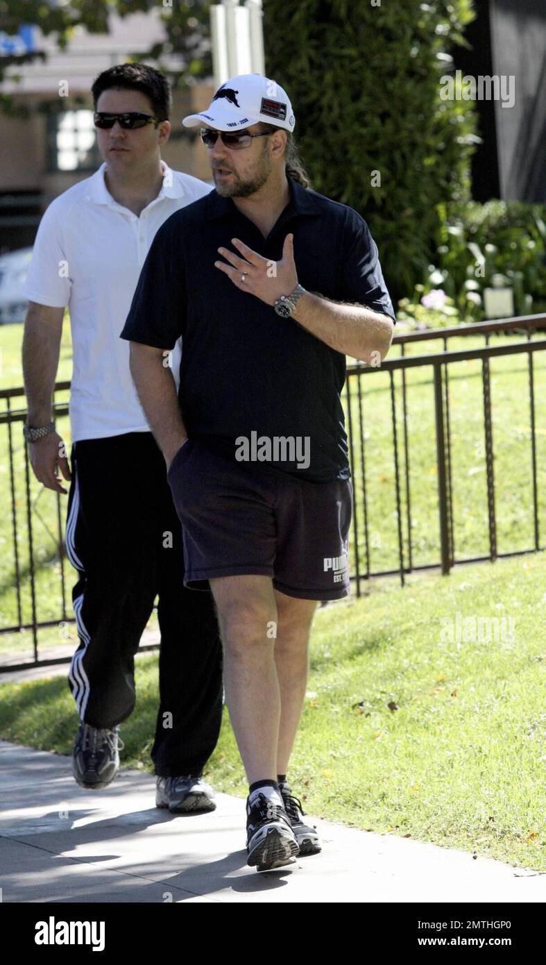 Russell Crowe fait des promenades à Beverly Hills avec des amis. Le ...