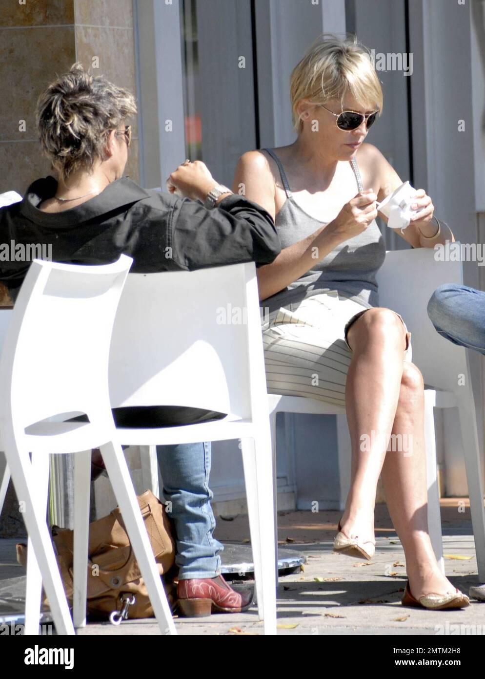 Exclusif !! Sharon Stone prend une pause avec quelques amis pendant sa ...