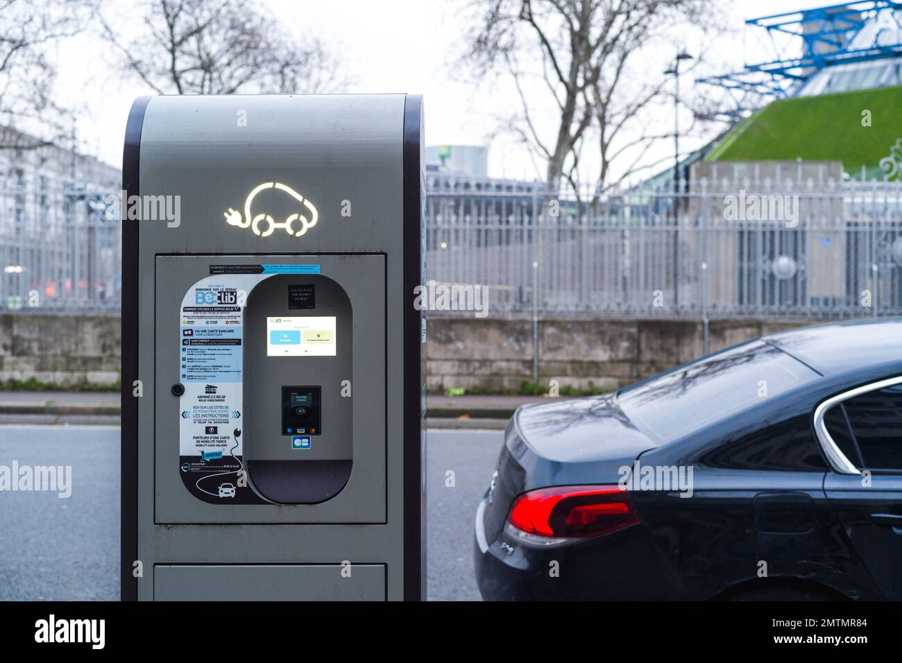 Une station de charge électrique du réseau BeLib, une station de charge ...