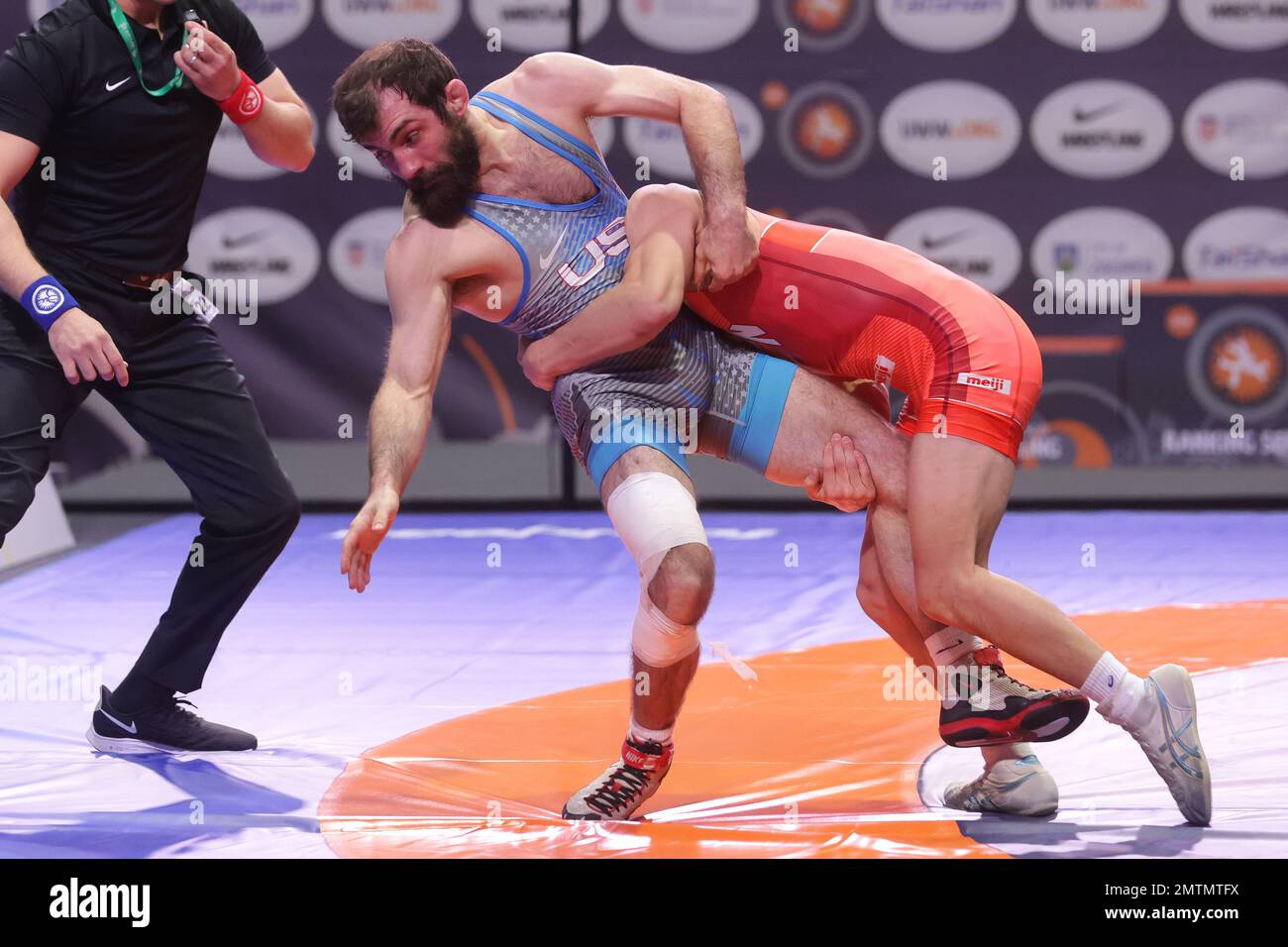 ZAGREB, CROATIE – FÉVRIER 01: Rikuto Arai du Japon (rouge) concurrence ...