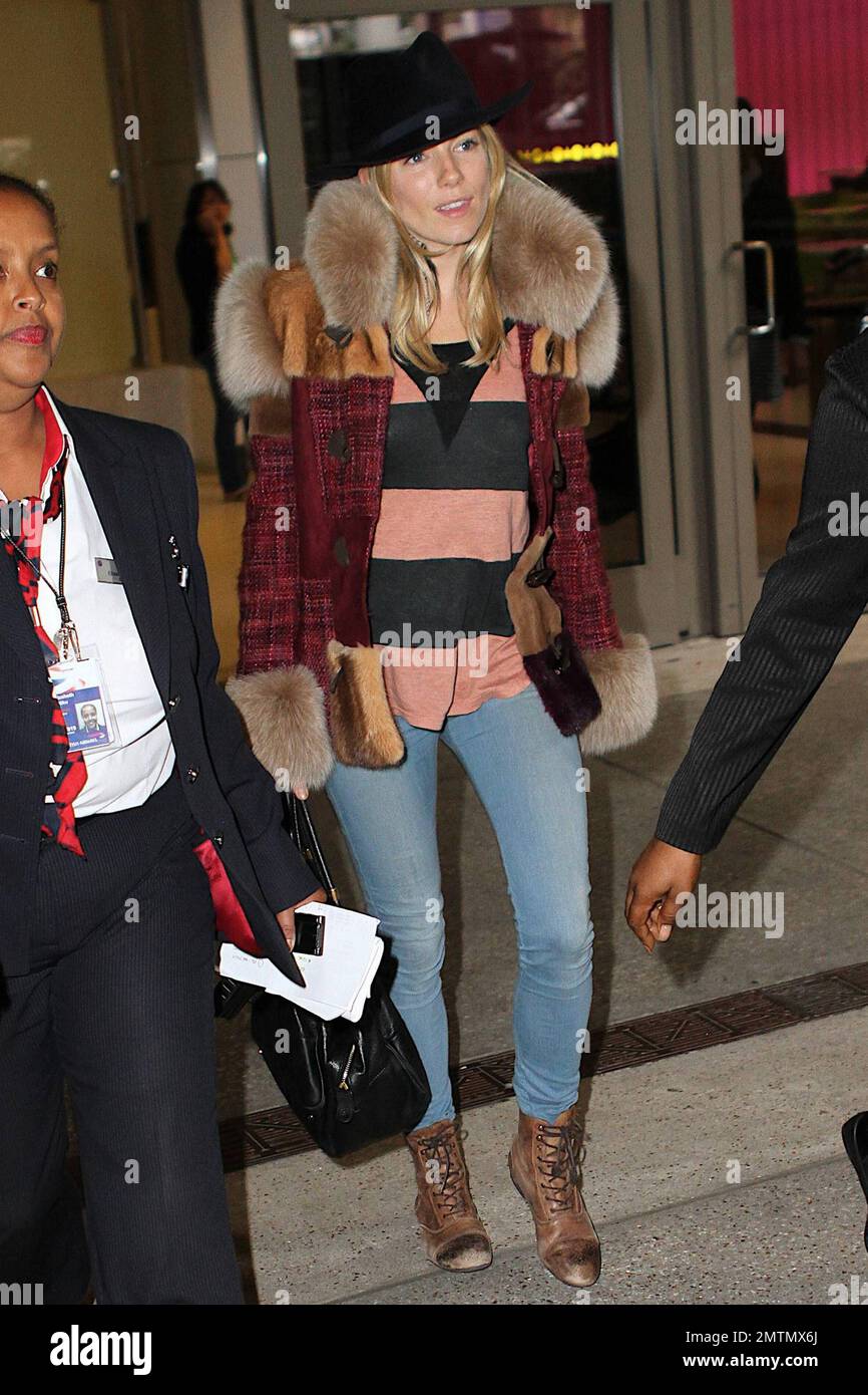 L'actrice Sienna Miller a l'air lumineuse et rafraîchie lorsqu'elle se ...