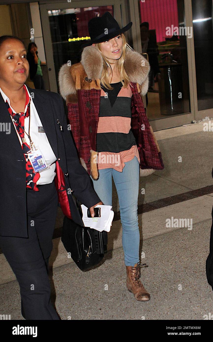 L'actrice Sienna Miller a l'air lumineuse et rafraîchie lorsqu'elle se ...