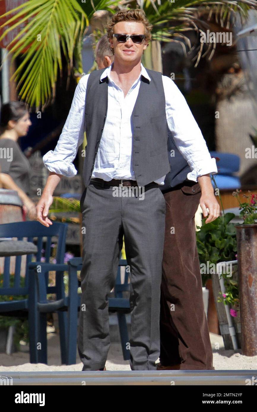 EXCLUSIF !! L'acteur Simon Baker tourne des scènes sur la plage pour son émission de télévision ...